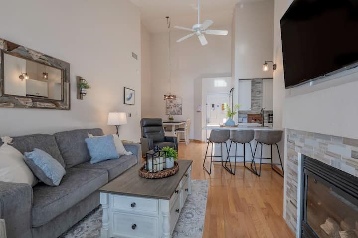 306- Spacious 2 Bedroom Condo Suite - Lake Geneva, WI