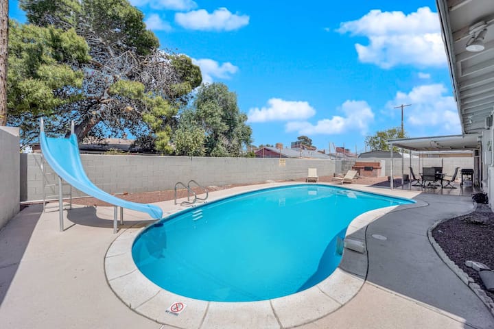 Spacious House & Large Pool Near Strip & Airport - Las Vegas, NV
