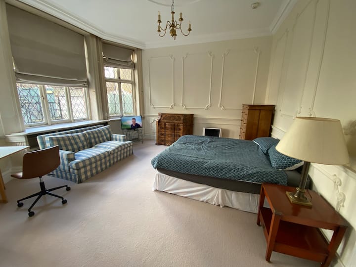 Large Studio In Knightsbridge - London