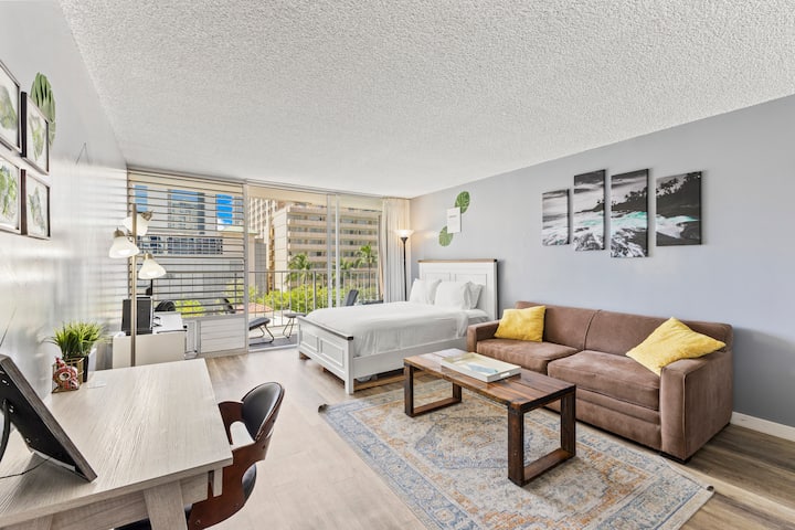 Modern Studio In Central Waikiki + Parking + Pool - Honolulu, HI