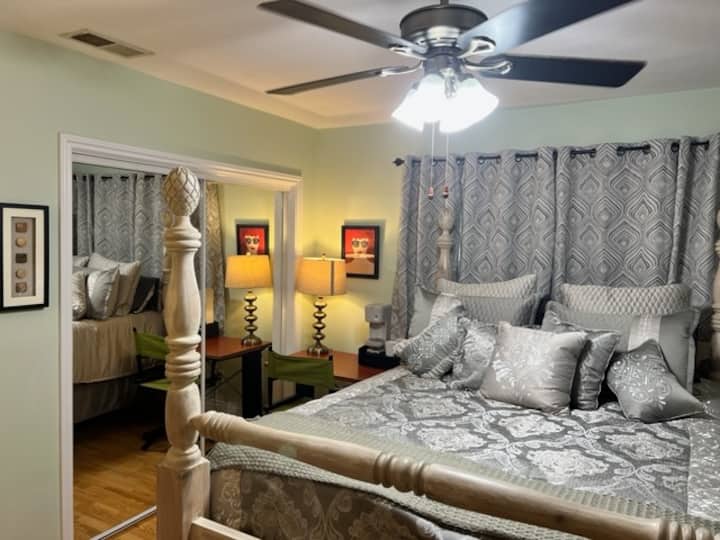 Private Studio Bed/bath/kitchenette - Los Angeles