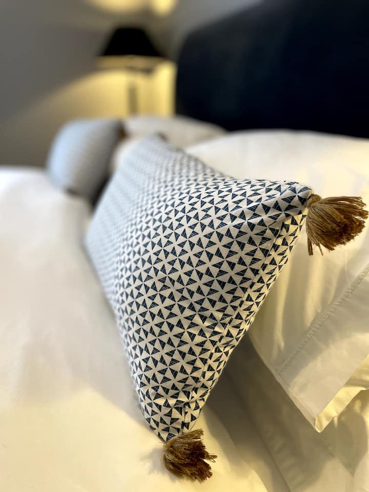 River Walk Shrewsbury, Free Driveway Parking. - Shrewsbury