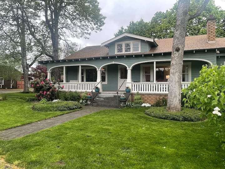 August Country House - Hood River
