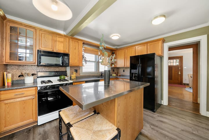 Great Location. Sleeps 8 W/ Full Kitchen & Parking - Blank Park Zoo, Des Moines