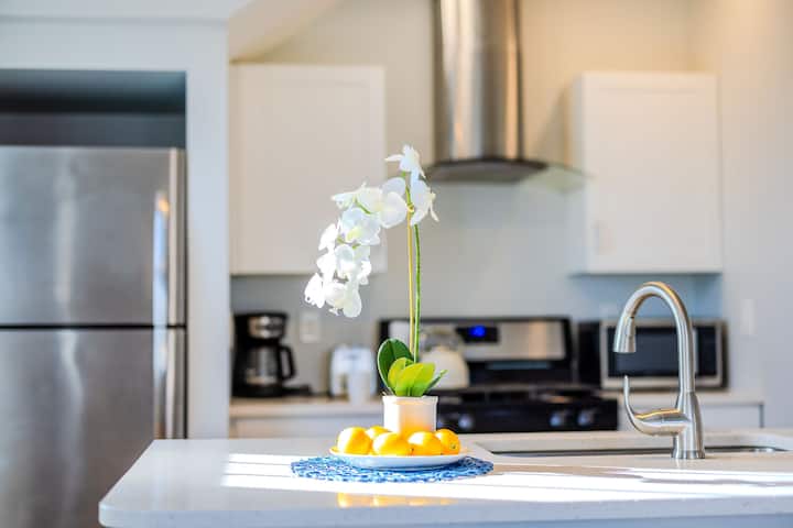 Jennifer’s Getaway: Stunning Views & Private Deck - Providence, RI