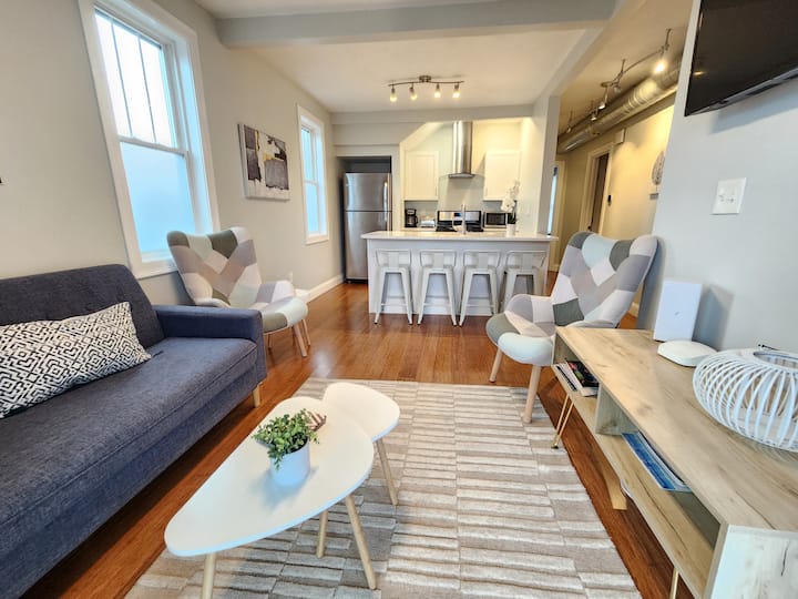 Jennifer’s Getaway: Stunning Views & Private Deck - Providence, RI
