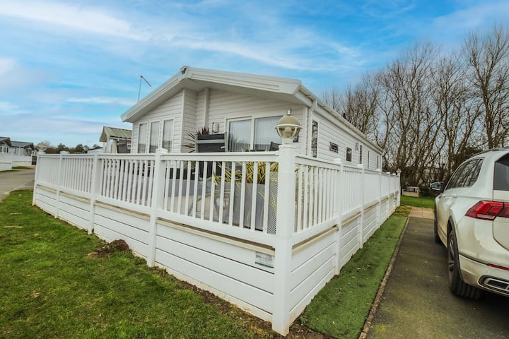 Spacious 8 Berth Luxury Lodge For Hire At Broadland Sands In Suffolk Ref 20033cv - Great Yarmouth