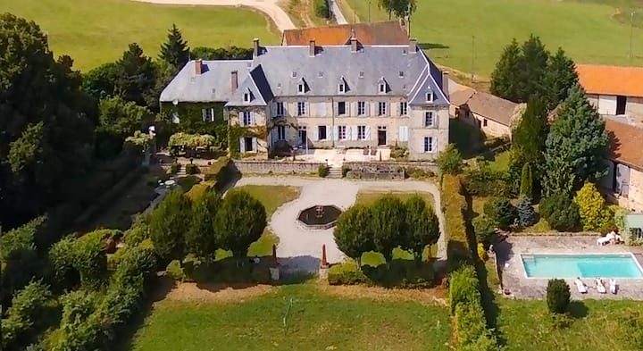 Château Avec Vue Sur Les Volcans - Creuse