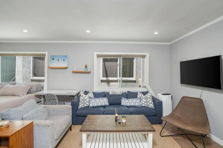 Beachside W/ King Bed, In-unit W/d & 2x Parking - Manhattan Beach, CA
