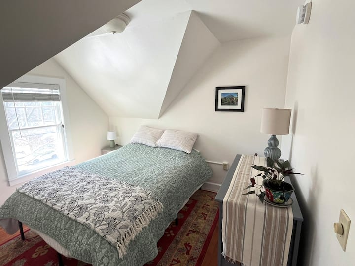 Cozy, Clean, Bright Apartment - Burlington