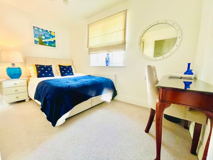 Lovely Double Bedroom In Historical Bampton Witney - Witney