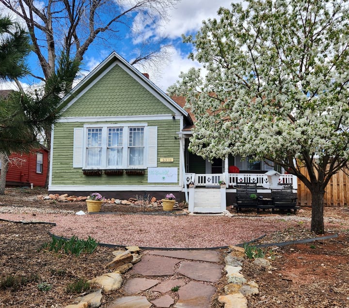 The Emerald Nest - Cute Updated 1880s Cottage - Manitou Springs, CO