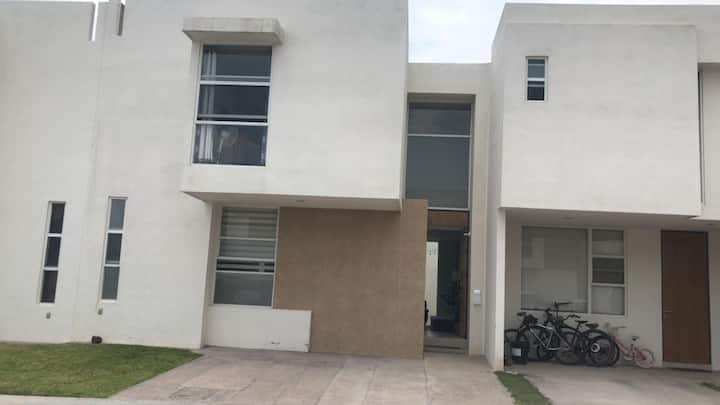 Hermosa Casa En Privada C/ Alberca Zona Industrial - San Luis Potosí