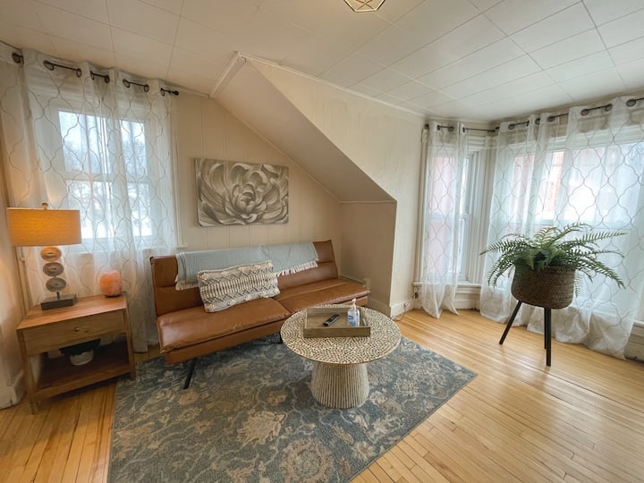 Cozy Rustic Loft • Central Location In Plattsburgh - Plattsburgh, NY