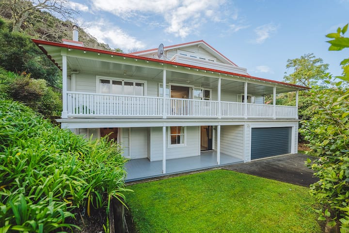 Escape North - 2 - 14 Guests - Russell