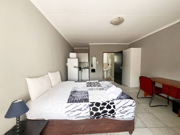 Private Bachelor Apartment | Solar Backup+home Gym - Pretoria