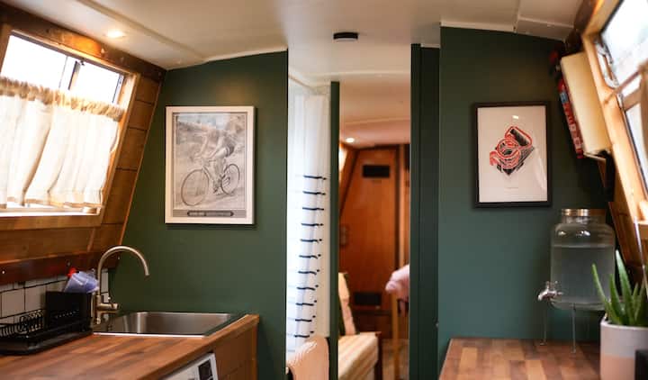 Beautiful Narrowboat In The Heart Of London - London