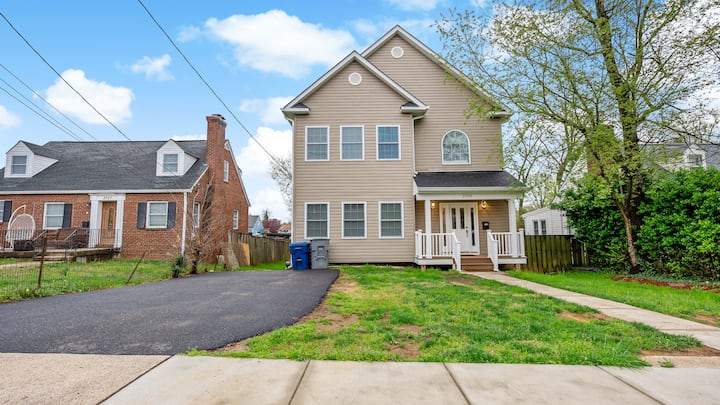 Grand Luxury | Hot Tub | Boutique | 3 Bedrooms - Fairfax, VA
