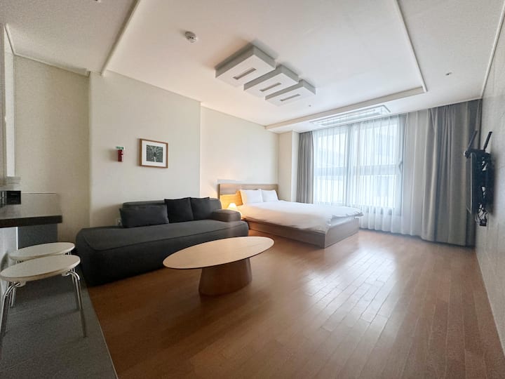 Open • • #엘시티와 해변 1분#넷플릭스#가족연인친구여행#넉넉한 베드#벡스코#구남로 - South Korea