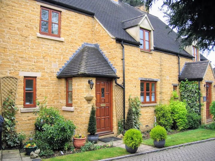 The Old Bakery Holiday Cottage, Broadway - Broadway