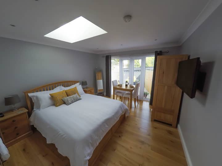 Modern Self Contained Annex With Private Patio - Chelmsford