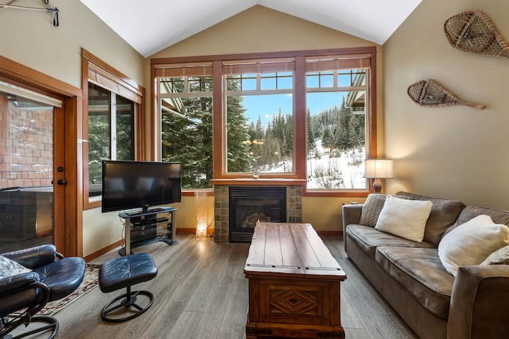 Settler's Crossing 14: Ski-in 2br With Hot Tub - Sun Peaks Resort, BC