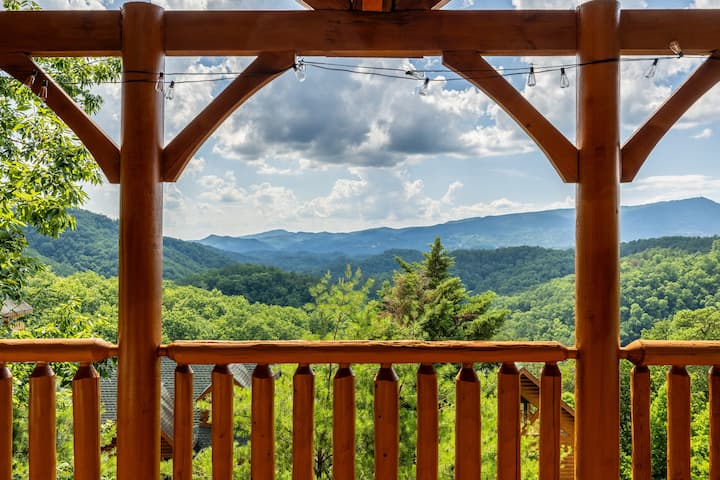 Sunset Mountain Views! Hot Tub, Pool Table - Pigeon Forge, TN
