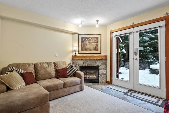 Timberline 42: Cozy Studio With Great Ski-in/out! - Sun Peaks Resort, BC