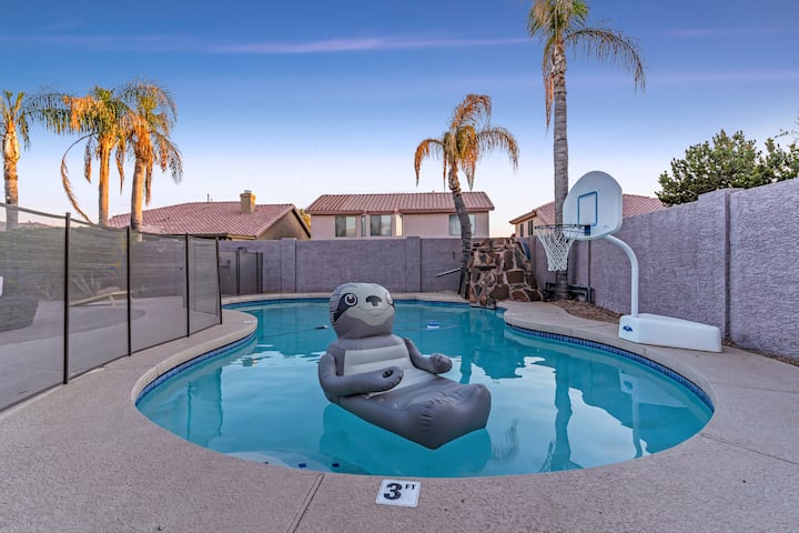 Vibrant Home – Heated Pool, Arcade, & Fire Pit - Phoenix, AZ