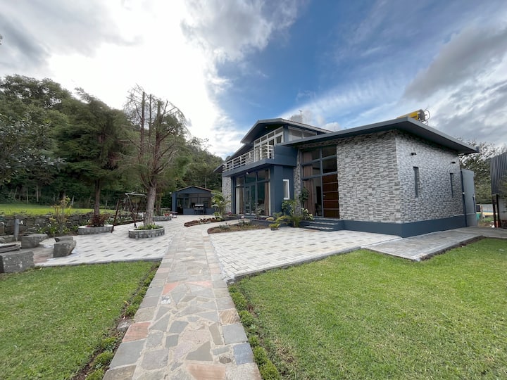 Serene Stay: 3-suites • Outdoor Lounge & Kitchen - Kotagiri