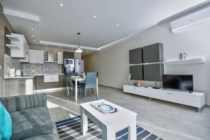 Spacious Apartment By The Sea - Malta