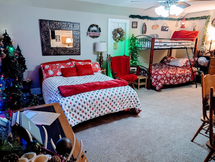 Spacious Room For 5 In Year-round Christmas Home - Charlotte, NC