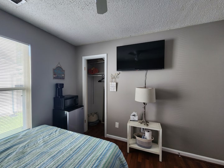 Cozy Beachy Bedroom - Virginia Beach, VA