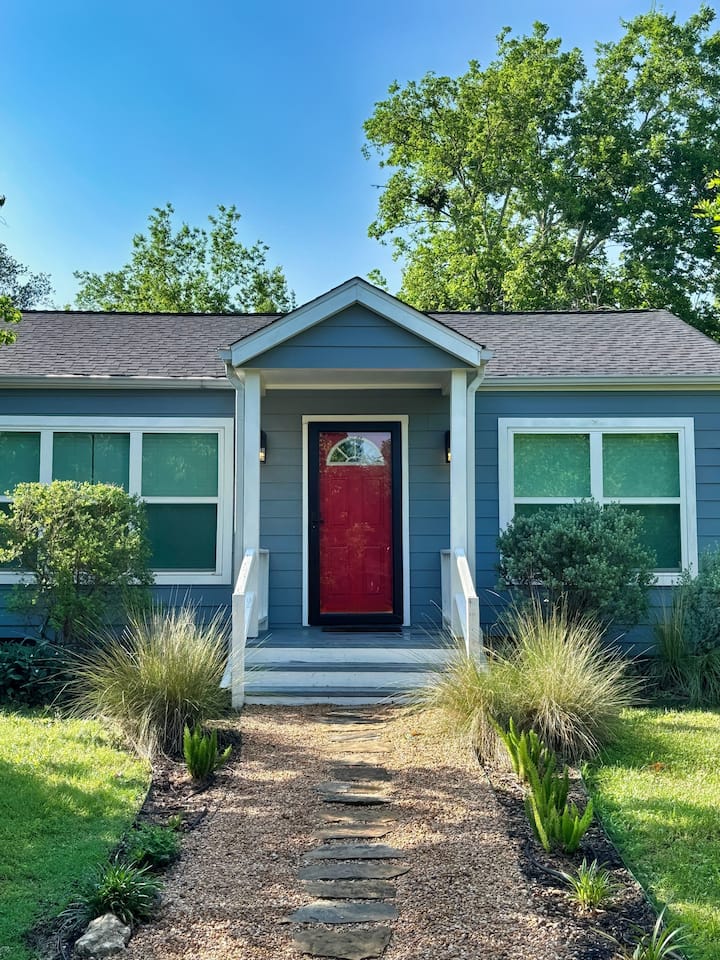 Game Day Getaway | 2 Br + Pet Friendly W/ Yard! - Bryan, TX