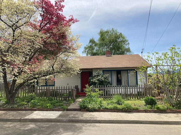 Outlook Guesthouse & Gallery - Grants Pass, OR