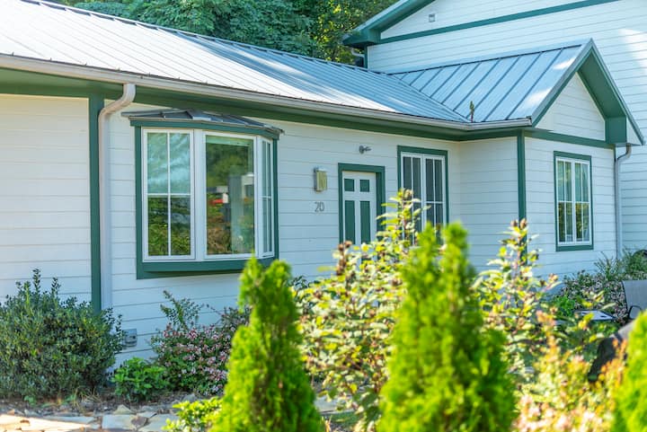 Centrally Located Rad Bungalow - Asheville, NC