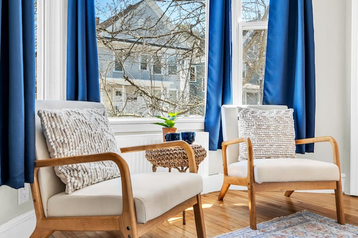 2br W/ Deck & Parking | 5 Min To Downtown - Portland, ME