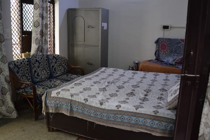 Thirteen Homestay - Mathura