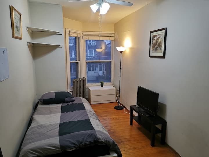 Comfy Private Room @ Safe Central Location - Toronto