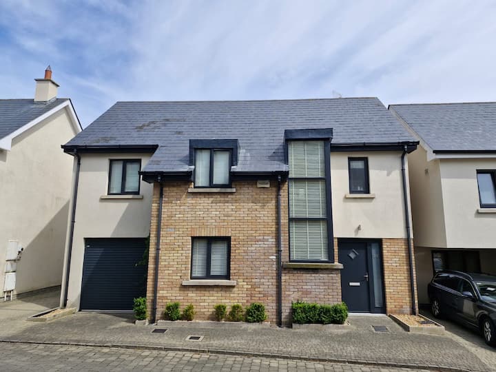 Stunning Coastal Family Home In Vibrant Malahide - Malahide