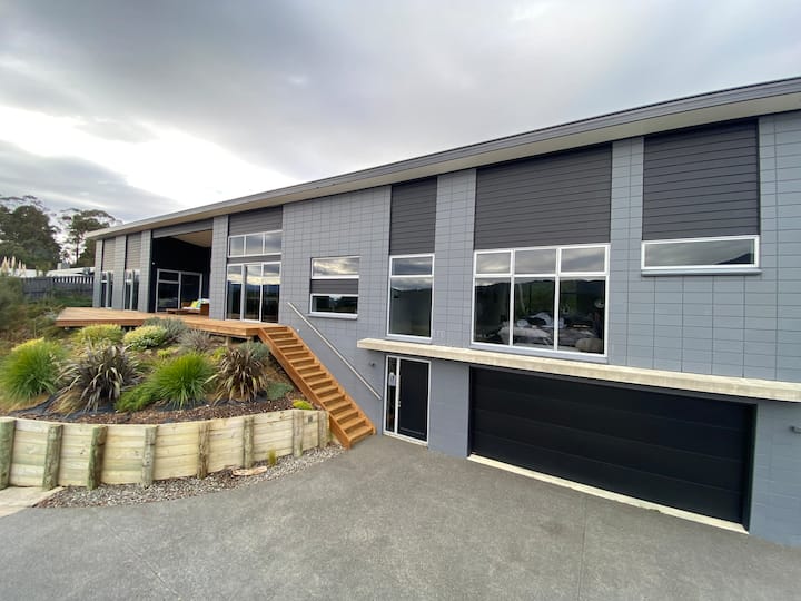 Wonder In Waikawa - Picton