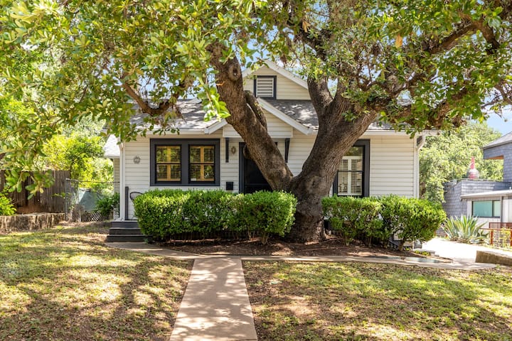 Exquisite Boutique Soco Cottage With Shops And Restaurants Nearby - Austin, TX