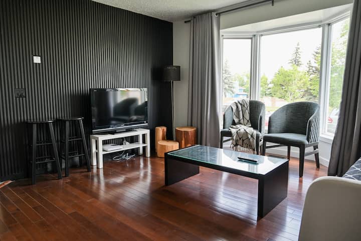 Entire House 5br 2ba With Ac, Fits 10 Guests - Calgary