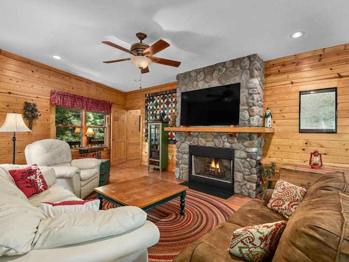 Buckeye Cabin, Large Deck, Pool Table, Quiet Woods - Weaverville, NC