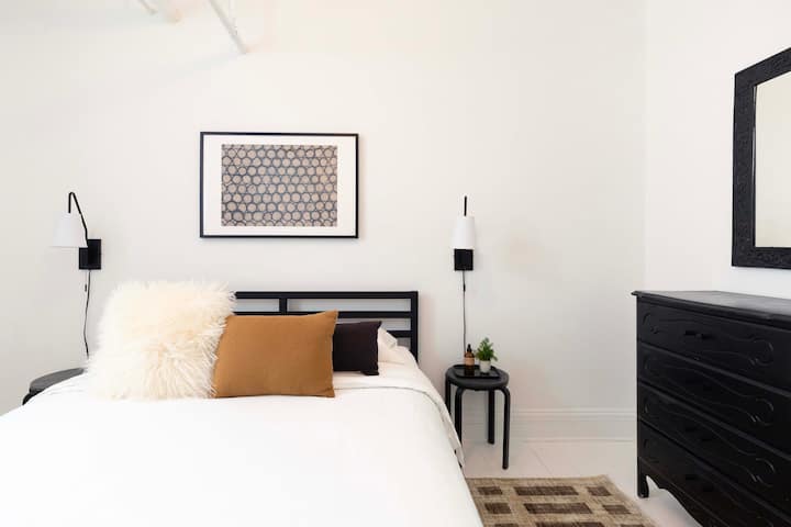 Roomy Retreat | Easy Parking | Walk To Train - Bowmanville - Chicago