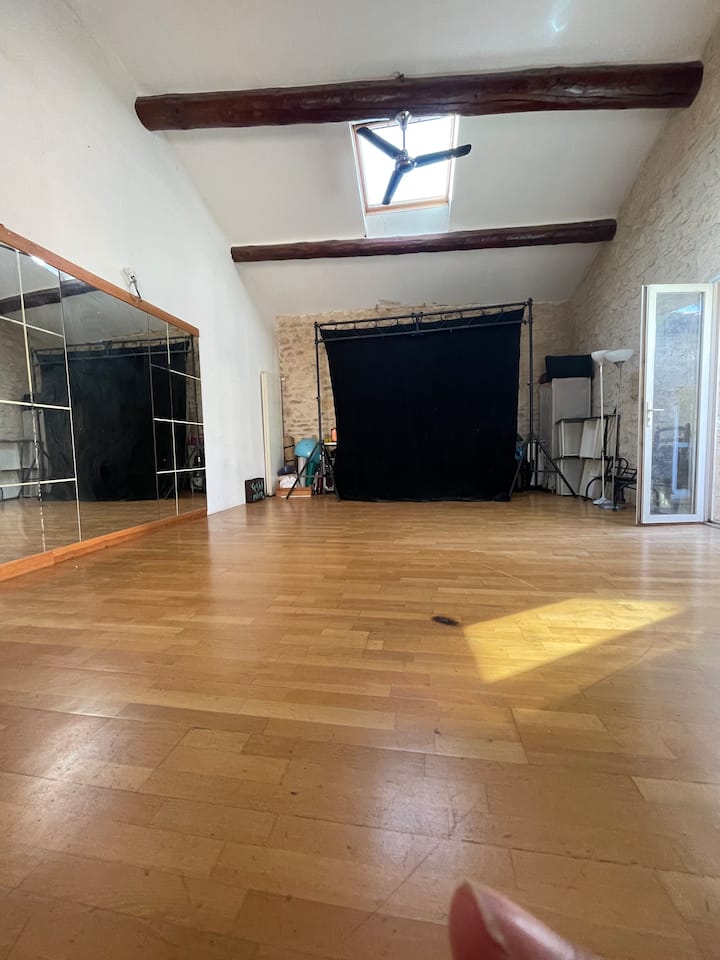 Bright Rehearsal Studio – Dance, Yoga, Create - Calvisson