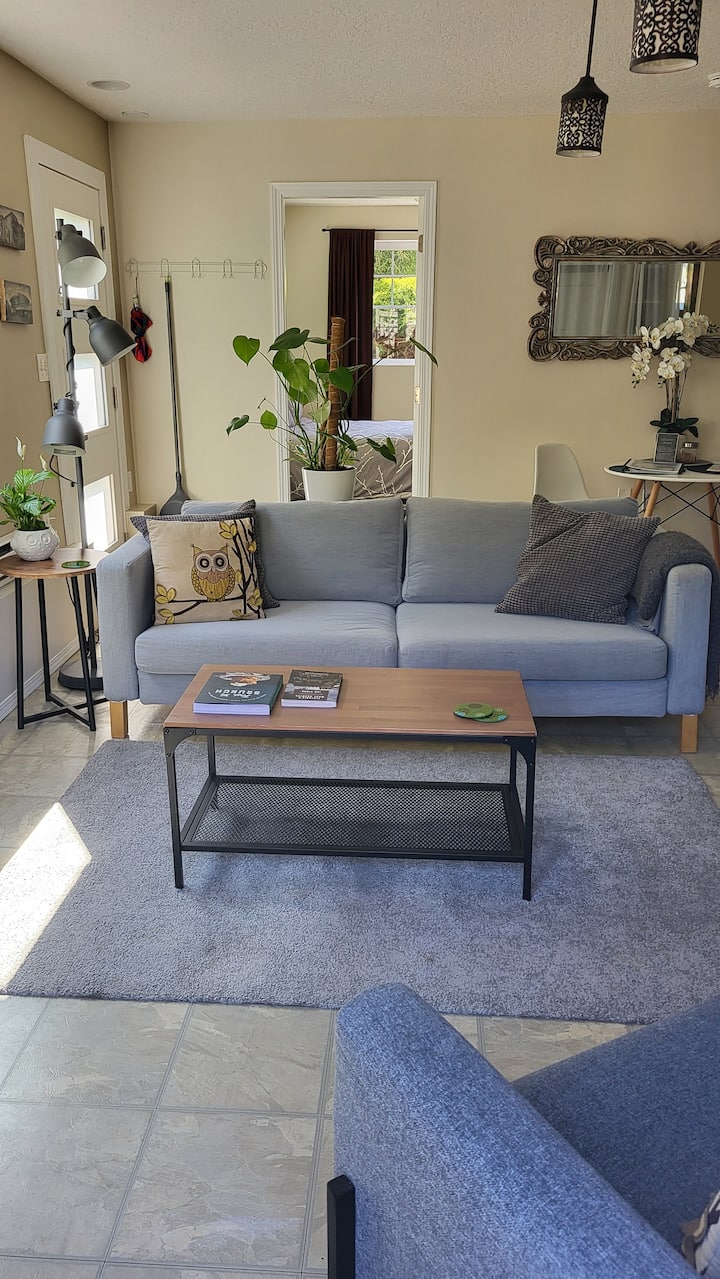Bright 2 Bedroom Garden Suite - Saanich