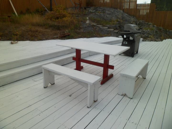 Downtown Entire Unit-4 Bedrooms 6 Beds 1.5 Bath - Great Slave Lake