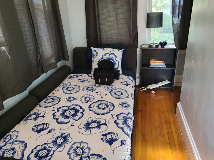 Jo's Cozy Corner: A Snug Stay Near Everything - Cambridge, MA