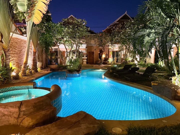 Exclusive Pool Side Apartment In Lush Green Garden - Pattaya